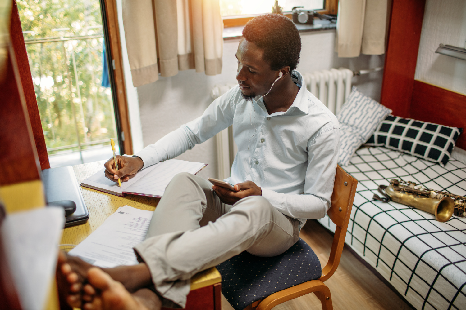 Top 4 Dorm Room Essentials Every College Student Needs - Free College Info