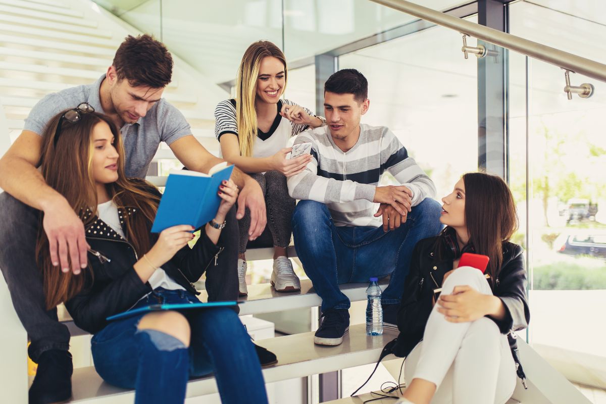A Guide to College Life: What to Expect - Free College Info